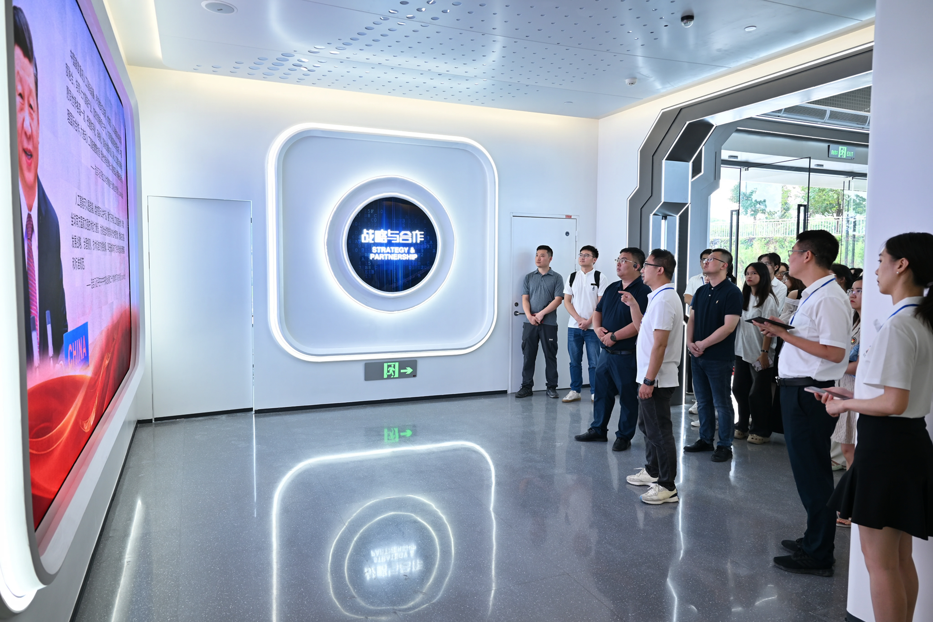 桂电南宁研究院组织师生代表到中国—东盟人工智能创新合作中心交流学习（图）