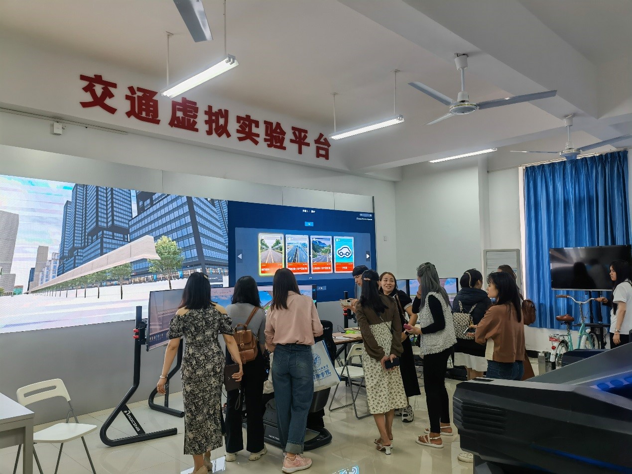 越南城东大学学生参观广西智慧交通重点实验室