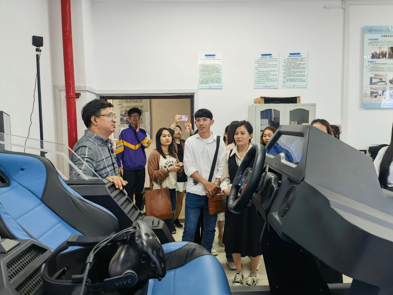 越南城东大学学生参观广西智慧交通重点实验室