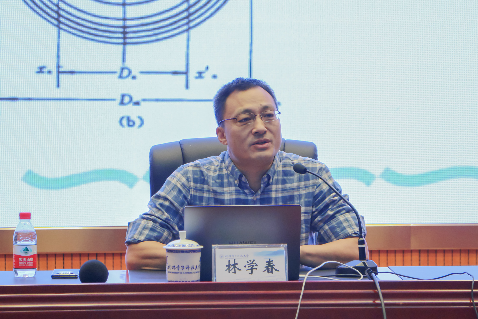 中国科学院半导体研究所林学春研究员到校作学术报告（图）
