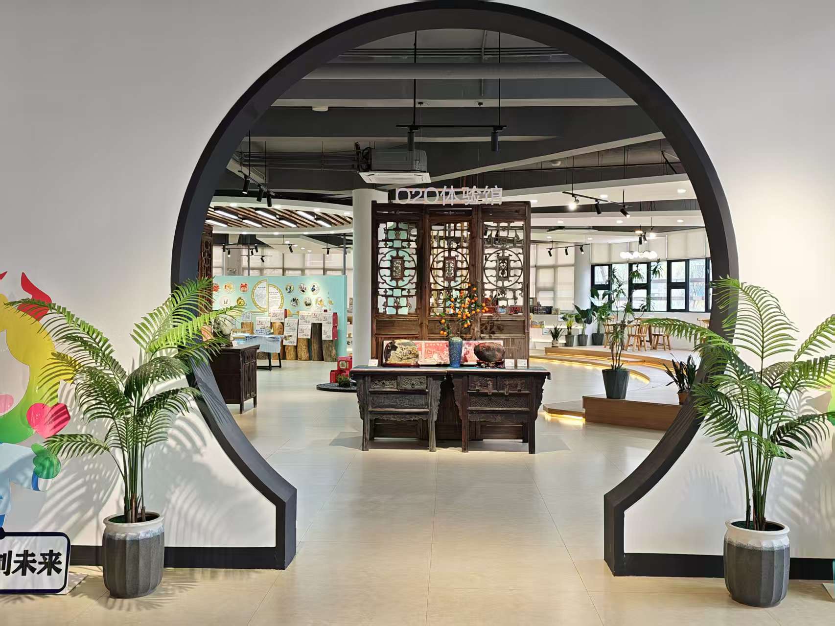 MBA2501班营销管理课走进阳朔电商公共服务中心