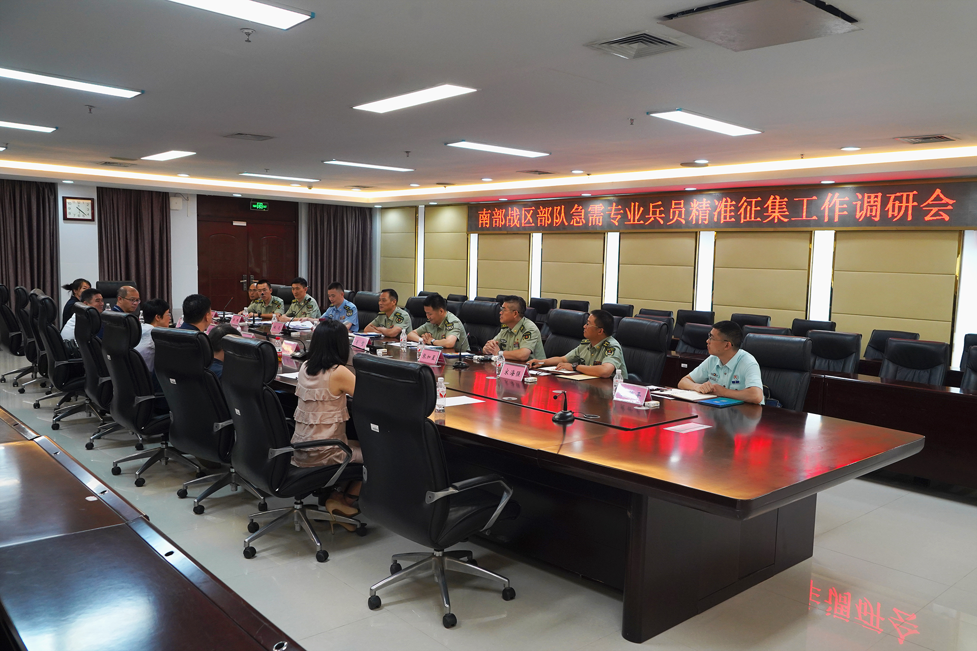 部队领导到我校开展部队急需专业兵员精准征集工作调研（图）